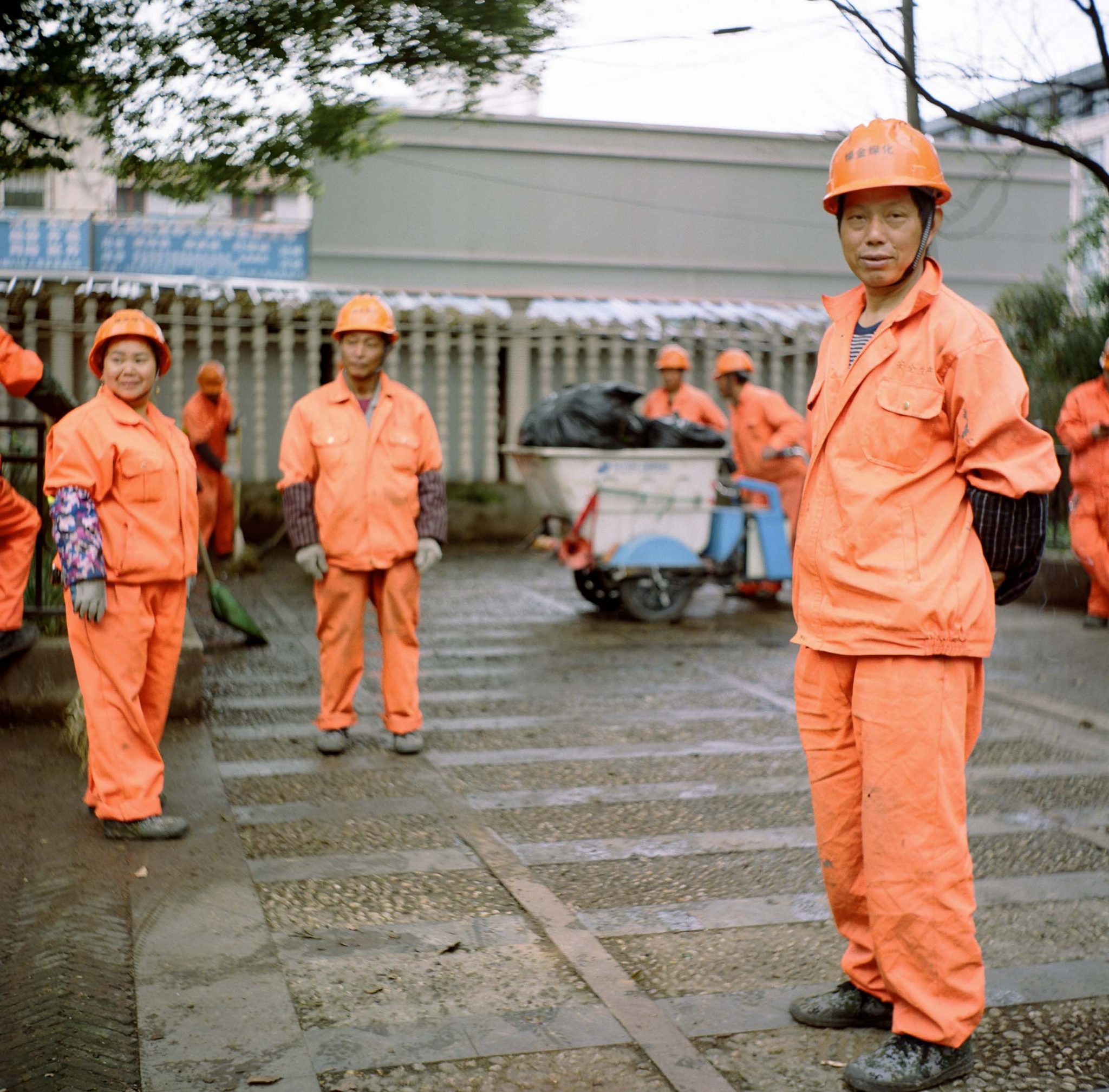 Shanghai, workers are cleaning a public garden. | Max Cavallari